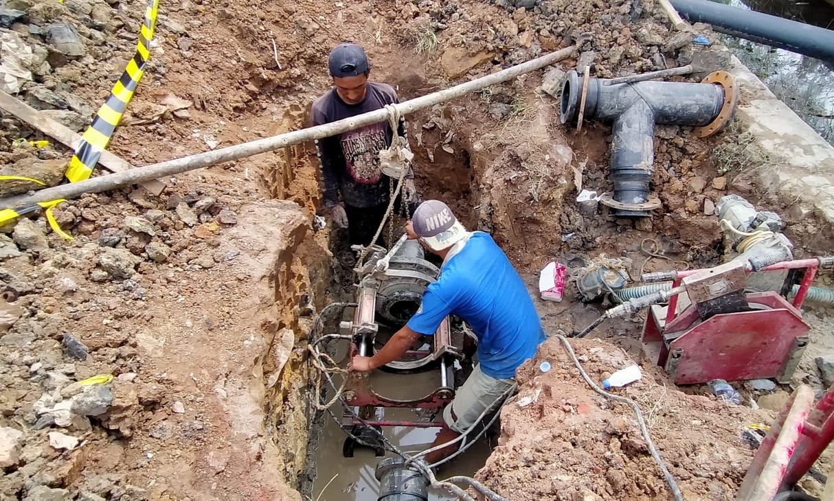 Berkubang Lumpur dan Mandi Keringat, Totalitas Pelayanan Air Bersih ...